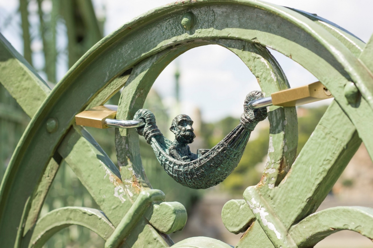 Die einzigartigen, versteckten Mini-Statuen von Budapest » news | tip ...