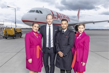 Lauda präsentiert neue Crew-Uniform » news | tip - Travel Industry ...